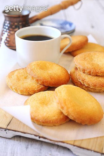 Homemade palets bretons. Salty shortbread Breton cookies and coffee 이미지 ...
