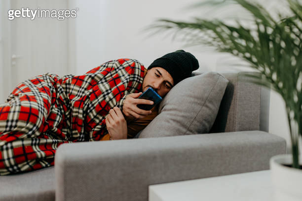 A man who's freezing using phone 이미지 (1432855567) - 게티이미지뱅크