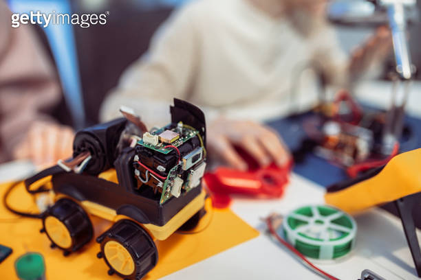 Close up photo of children making robot at home. 이미지 (1388218228) - 게티이미지뱅크