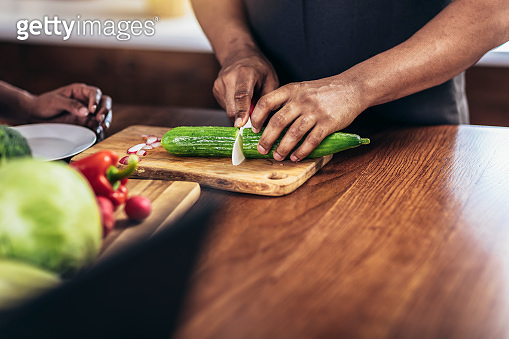 Close up shoot of black man holding sharp knife cutting cucumbers 이미지 ...