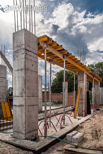 Wooden beam for formwork and concrete columns 이미지 (1444421107) - 게티이미지뱅크