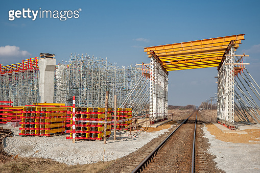 Beam transom system and scaffolding at bridge (1434783781) - 게티이미지뱅크