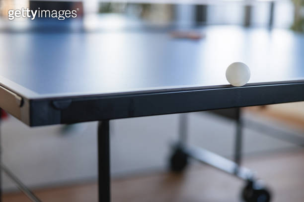 Table Tennis Ball Falling Off The Table 이미지 (1385139590) - 게티이미지뱅크