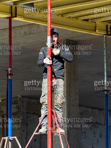 worker installs a telescopic formwork rack 이미지 (1404060826) - 게티이미지뱅크