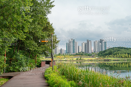 Dongtan New Town apartment buildings and Dongtan Lake Park in Hwaseong ...