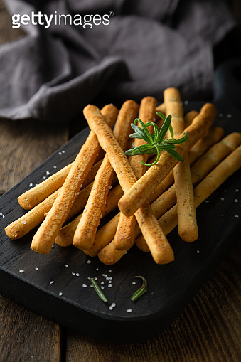 Crispy bread sticks with salt and rosemary (1365595625) - 게티이미지뱅크