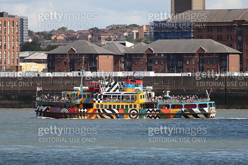 The famous Liverpool Ferry crossing the River Mersey 이미지 (1420145729 ...