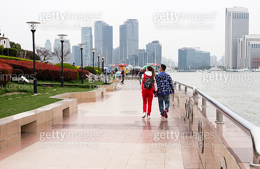 Pedestrian promenade along Huangpu river in Lujiazui district 이미지 ...
