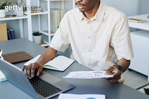 Unrecognizable Black Man using Computer at Work 이미지 (1405739527) - 게티이미지뱅크