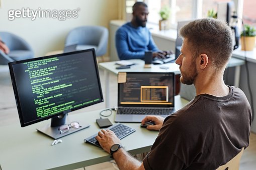 Computer Programmer Writing Code in Office 이미지 (1435220866) - 게티이미지뱅크