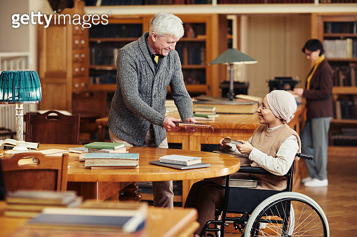 Woman with Disability in Library 이미지 (1372102079) - 게티이미지뱅크