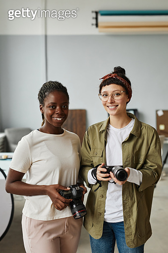 Team of Female Photographers in Studio 이미지 (1387274540) - 게티이미지뱅크