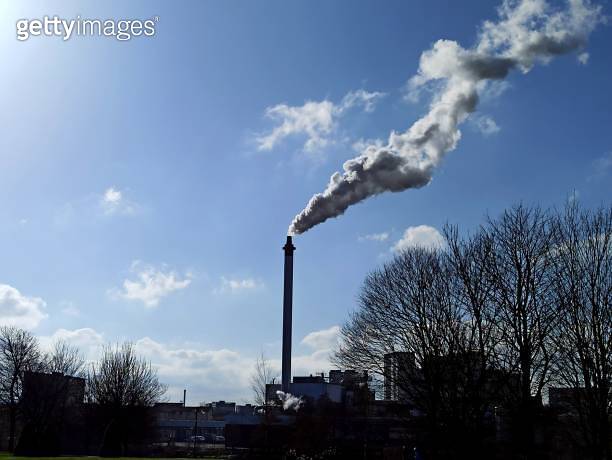 Smoking industrial chimney and smoke at glasgow Scotland england uk 이미지 ...