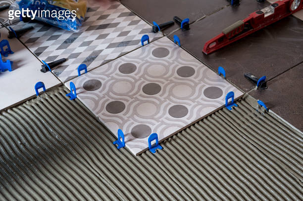 Laying ceramic tiles on the floor using clamps and wedges. 이미지 ...