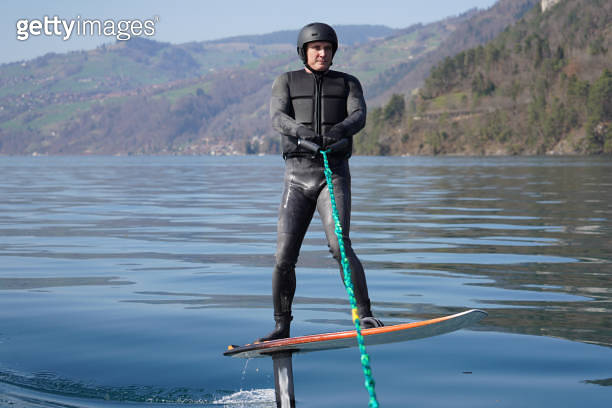 View of man riding wake foil behind motor boat 이미지 (1392912009) - 게티이미지뱅크