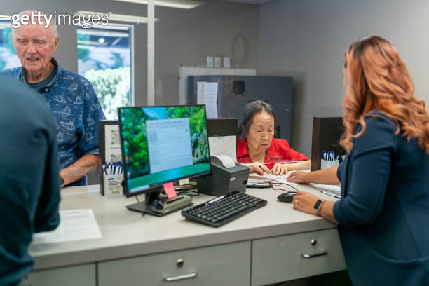 Busy medical office reception desk 이미지 (1431301001) - 게티이미지뱅크