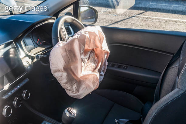 Car steering wheel airbag following deployment 이미지 (1371987119) - 게티이미지뱅크