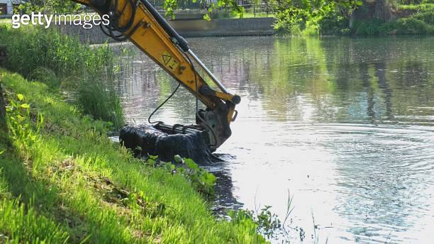 Industrial Heavy Duty Excavator Dredging River Bottom Removing Stincky ...