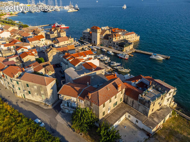 Aerial view of Kastel Gomilica old town, Dalmatia region of Croatia in morning light. 이미지 ...
