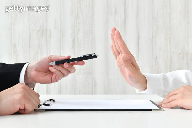 Business man recommending contract and customer refusing it 이미지 ...
