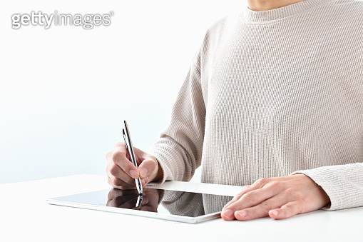 Woman writing signature on tablet device 이미지 (1399117325) - 게티이미지뱅크
