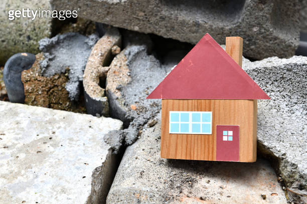 House object on debris, house in disaster images 이미지 (1370093067) - 게티이미지뱅크