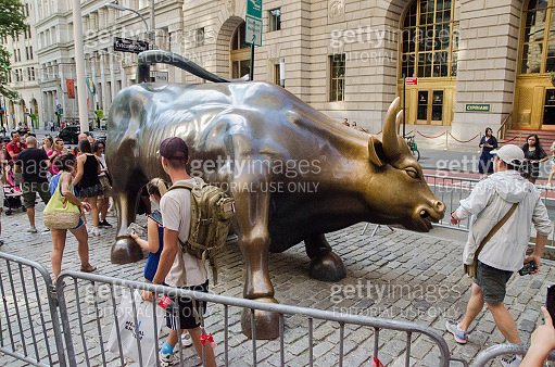 People waiting in line to touch the balls of the Charging Bull 이미지 ...