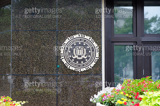FBI sign at entrance of building 이미지 (1420024601) - 게티이미지뱅크