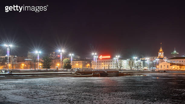 Early Spring night on the banks of the pond in the city center 이미지 ...