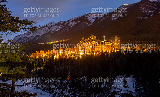 Banff Springs Hotel in winter night. (1369073831) - 게티이미지뱅크