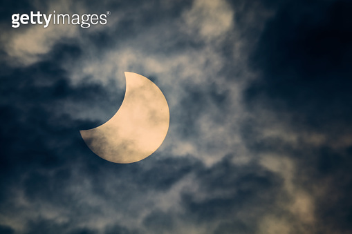 Solar eclipse view through a telescope and a special solar filter. 이미지 ...