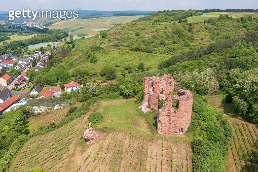 The castle ruins of Gutenberg/Germany from above 이미지 (1400262496) - 게티이미지뱅크