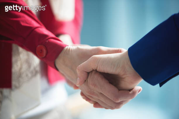 Shaking hands with a very dear person 이미지 (1446735804) - 게티이미지뱅크