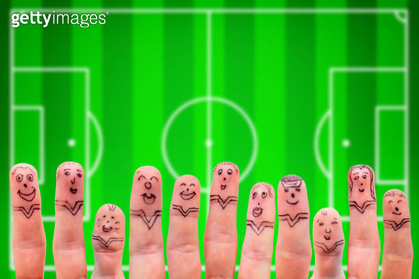 Painted fingers with soccer field as a template with copy space 이미지 ...