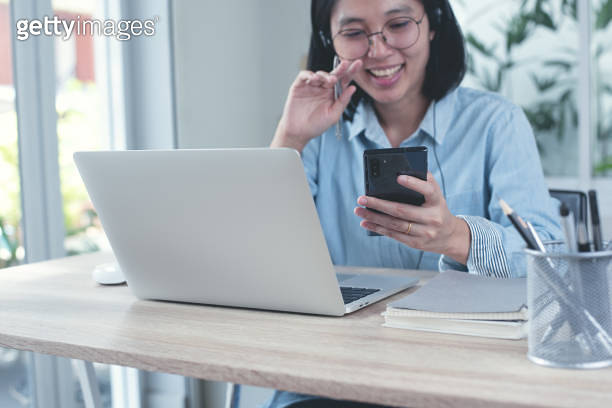 Asian business woman making facetime video call via mobile phone 이미지 ...