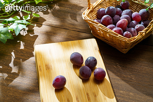 Japanese Kyoho grapes on wooden table 이미지 (1415775778) - 게티이미지뱅크