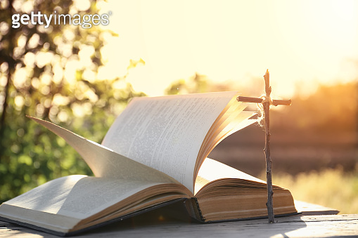 Cross and Bible in the rays of the setting sun 이미지 (1387076495) - 게티이미지뱅크