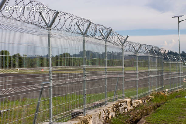 Barbed Wire Security Fence Seamless 이미지 (1392688779) - 게티이미지뱅크