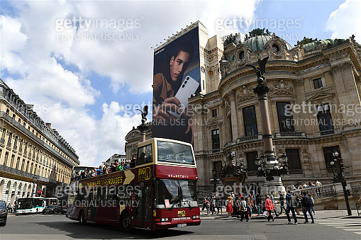 Bus in front of the Opera house, Paris, France . 이미지 (1400107594) - 게티이미지뱅크