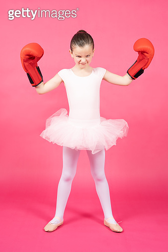 Angry ballet dancer looking at camera and wearing boxing gloves 이미지 ...