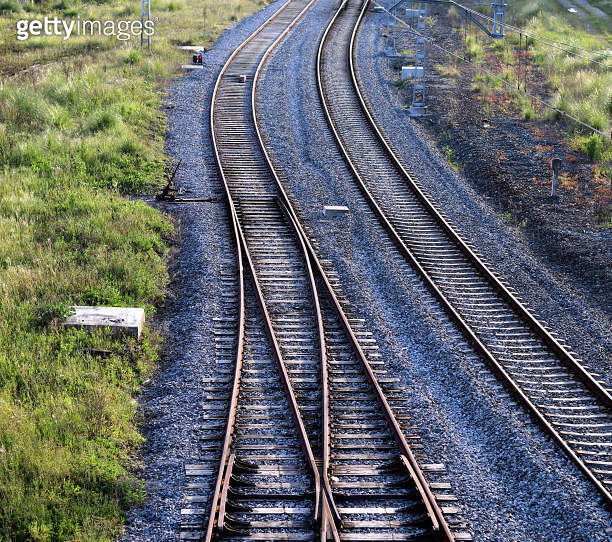 Train tracks that curve and disappear into the distance 이미지 (1393683218) - 게티이미지뱅크