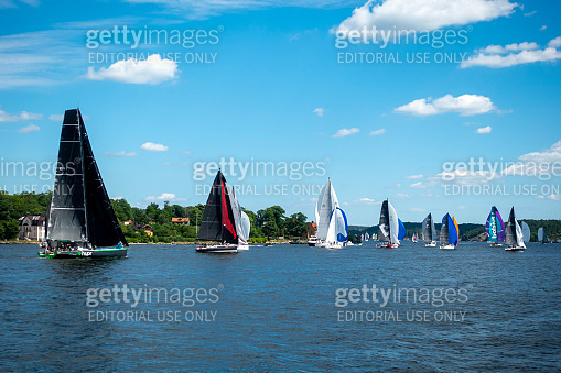 Racing sailboats during Gotland Runt regatta (1406798716) - 게티이미지뱅크