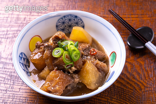 Stewed beef tendon and daikon radish (1451438325) - 게티이미지뱅크