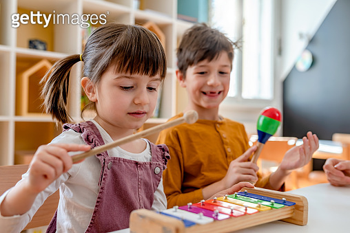Preschool Children Playing Music Using Various Colorful Instruments 이미지 ...