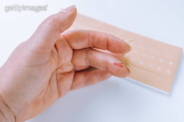 Cut on finger 이미지 (1439191004) - 게티이미지뱅크