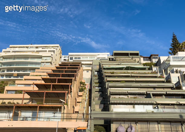 Summer vacation complex of stepped apartment buildings on hill side 이미지 ...