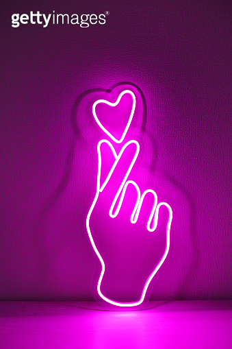 Pink neon sign love and like. Trendy style. 이미지 (1438670579) - 게티이미지뱅크