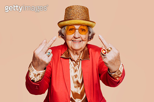 Funny elderly grandmother showing middle finger 이미지 (1388351615) - 게티이미지뱅크
