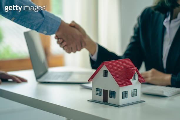 Sales agents and landlords when signing a contract to buy or rent a new ...