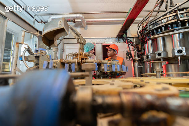 engineer talking with production team on machine breakdown no posible ...